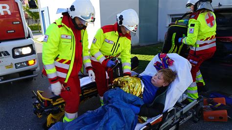 12 Stunden Übung Rettungskräfte Behielten In Stresssituation Die Ruhe