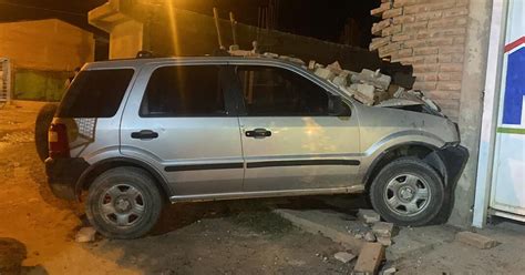 Desnudos Y Borrachos Una Pareja Chocó Contra La Pared De Una Casa Durante Los Festejos De