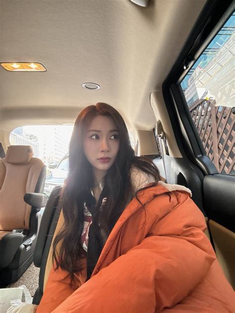 Apink Community Post 어제 찍은 사진이 이것뿐이라 😅 나 프로 추위러라 어제오늘 패딩입고 나왔지뭐야