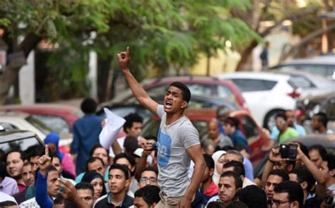 Egypts Courts Jail 152 In Day Over Red Sea Islands Protests Middle