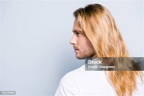 가까운 절반 강 모와 긴 깨끗 한 부드러운 금발 머리 젊은 세련 된 잘생긴 남자의 측면 보기 사진 회색 배경에 고립 남자에 대한 스톡 사진 및 기타 이미지 Istock