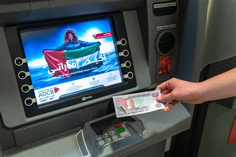 아 부 다 비 Uae3 월 29 일 2019100 아랍에미리트 아 부 다 비 상업 은행의 배경 Atm에 대 한 손 100에 대한