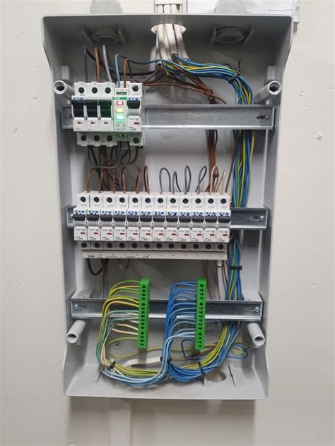 Instalacja skrzynki prądowej EL SYSTEM Instalacje elektryczne Kluczbork Systemy teletechniczne