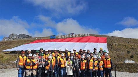 PT Freeport Pecahkan Rekor Dunia Bentangkan Bendera Merah Putih