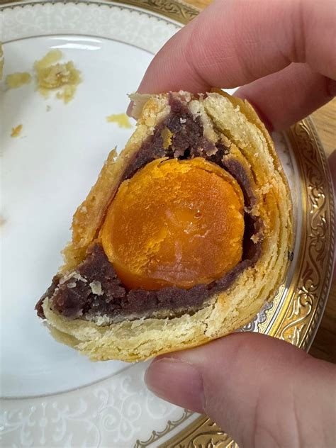 美妝界的尖叫雞 G老闆編哥 蛋黃酥的蛋黃我也越調越好了！ 哈哈😆 就是需要點時間～ 而且我一顆才賣多少而已！