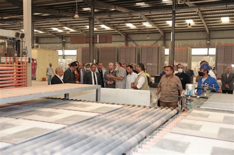 محافظ بني سويف يتفقد مصنع سيراميك يصدر للخارج صور