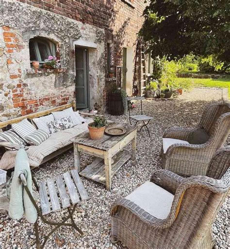 20 Easy And Stylish Gravel Patio Ideas Patio Stones Gravel Patio