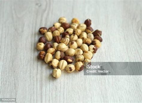 健康食品的背景圖像關閉子 白色灰色桌面視圖上的螺母紋理 照片檔及更多 健康飲食 照片 健康飲食 堆 大自然 Istock