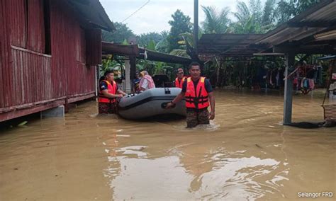 Flash Floods In Shah Alam Klang Following Downpour