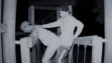 Riskanter Sex Bei Nachtspaziergang Draußen Im öffentlichen Park Der