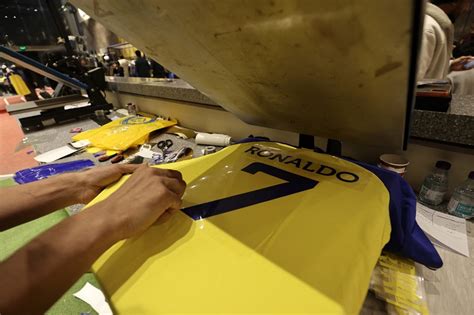 Jersey Al Nassr Dengan Nama Cristiano Ronaldo Ludes Hingga 2 Juta Buah