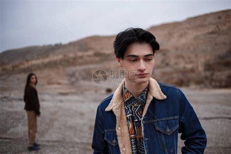 一个年轻的黑发人在多云天气的戏剧肖像高清图片下载 正版图片503688457 摄图网