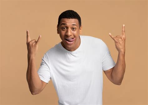 Hombre De Tiro Medio Sacando La Lengua Foto Gratis