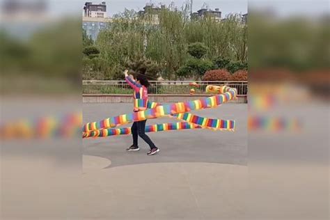大妈这样子自己转起20米长空竹飞龙这技术厉害很有力量 空竹 飞龙 技术