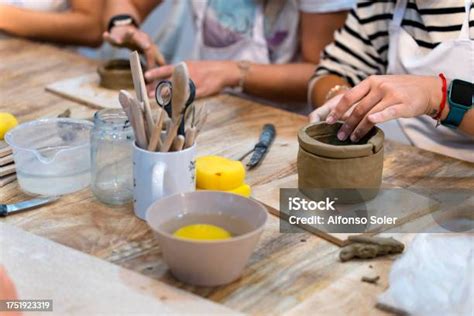 세라믹 작업장 새로운 도자기 작품을 만드는 중년 여성 도예에 대한 스톡 사진 및 기타 이미지 도예 워크숍 점토 Istock
