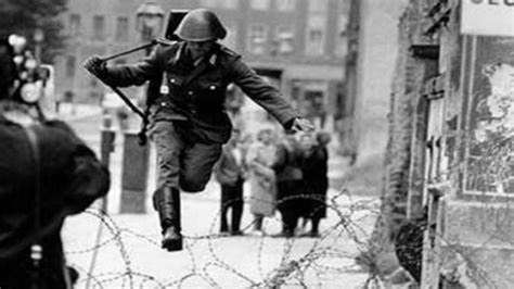 Ein Soldat Flüchtet Aus Der Ddr Kurz Vor Dem Mauerbau