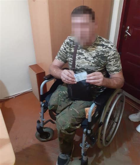 На Буковині оформили Id картку військовослужбовцю після важкого поранення Державна міграційна