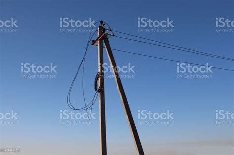 Kabel Tegangan Tinggi Untuk Arus Listrik Pada Saluran Listrik Tiang