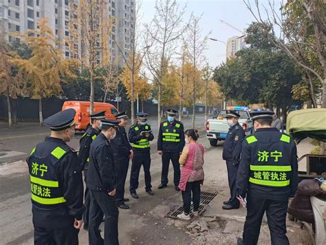 济宁市城市管理局 城管综合执法 执法监察四大队开展餐厨废弃物乱泼乱倒专项整治