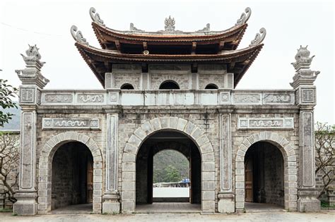 베트남 닌빈에서 여름에 짱 한 프리 콤플렉스 근처 중국 스타일 입구 게이트 파고다에 대한 스톡 사진 및 기타 이미지 파고다