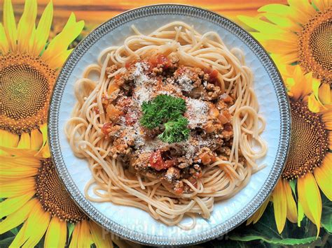 Spaghetti z sosem mięsnym i pomidorami przepis PrzyslijPrzepis pl