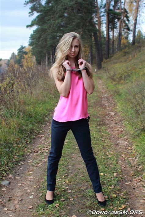 Handcuffed Outside Switchbladengc