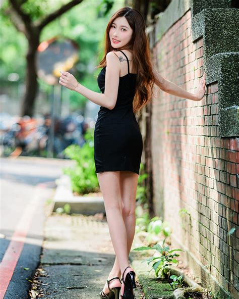 唐禹才 當妳獨自穿越田野的小路，夕陽像一個暴發戶，在漫天雲彩上灑滿了金子，迷失在黃昏中妳的身影，慢慢地没入深深的黑暗中，時間也開始漸漸流逝