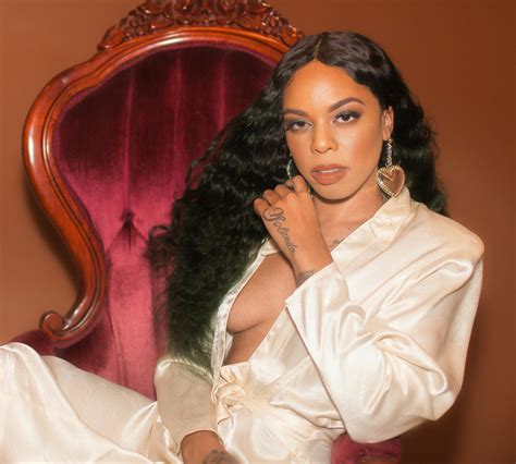 럭셔리의 자에 관능적 인 흑인 여성 · 무료 스톡 사진