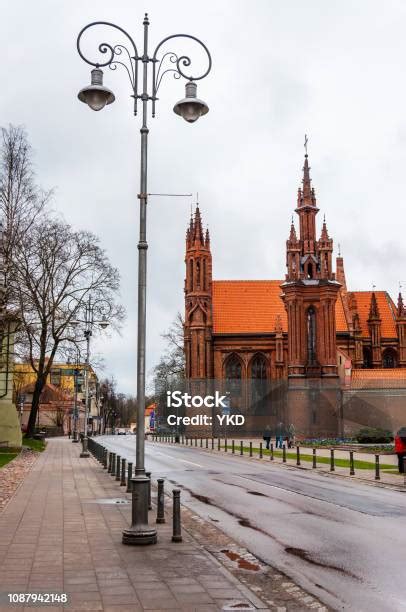 클래식 스트리트 랜 턴 그리고는 유명한 로마 카톨릭 교회의 세인트 앤 Maironio 거리에 있는 올드 타운의 빌뉴스 리투아니아 거리에 대한 스톡 사진 및 기타 이미지