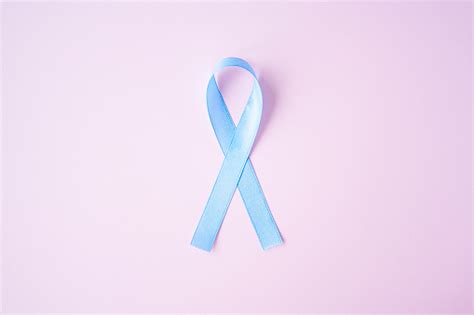 분홍색 배경에 전립선 암 인식 파란색 리본입니다 남자 헬스케어 개념 남자 암종 기호 0명에 대한 스톡 사진 및 기타 이미지