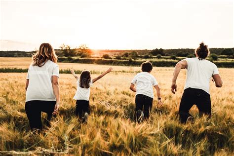 Familia Que Se Divierte En Campo Imagen De Archivo Imagen De Medio