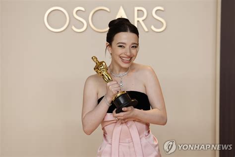 오스카 최대이변 여우주연상데미 무어 제친 25세 마이키 매디슨 나무뉴스