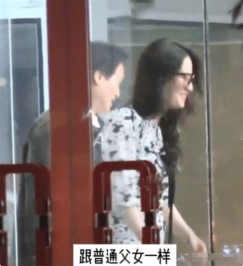 成也干爹，败也干爹！刘亦菲和陈金飞聚餐被拍，疯狂撒娇捂嘴笑关系演技公众