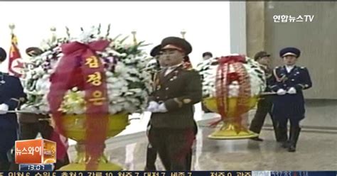 북 김정은 군 장성 이끌고 금수산태양궁전 참배