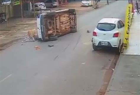 Saveiro bate em carro estacionado e tomba em Cuiabá veja vídeo