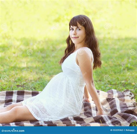 Mujer Joven Embarazada Hermosa Que Miente En La Hierba En Verano Foto