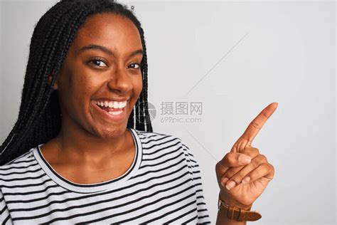 身穿条纹t恤衫站在孤立的白色背景上站立的年轻非洲裔美国妇女高清图片下载 正版图片504100789 摄图网