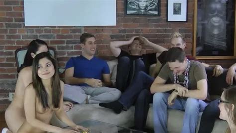 El Juego De La Botella Se Convierte En Sexo Grupal Con Parejas Bi