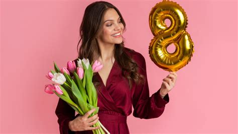 8 березня Міжнародний жіночий день історія привітання та листівки
