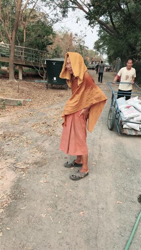 หลวงปู่ทองอินทร์ กลับถึงวัดป่ากุง นั่งยังไม่ทันไรก็พาศรัทธาญาติโยมปลูก