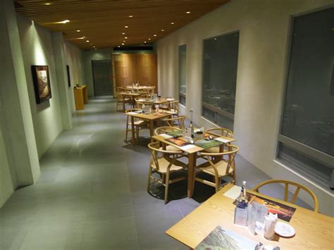 彬菲一景重點不在於紙藤編織的椅子而是這座建築物因為這裡較深所以保留大量的大窗戶讓午后的日照可以透進來避免 Flickr