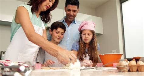 Madre Que Amasa Hacia Fuera La Pasta Con Su Familia Metrajes Vídeo de casero alegre