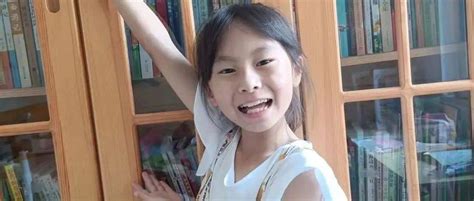 她笑得热情洋溢照片小侄女书橱