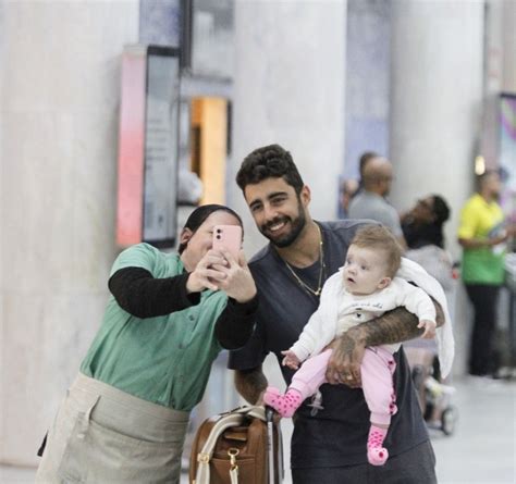 Pedro Scooby Recebe Cintia Dicker E A Filha Aurora Em Aeroporto No Rio