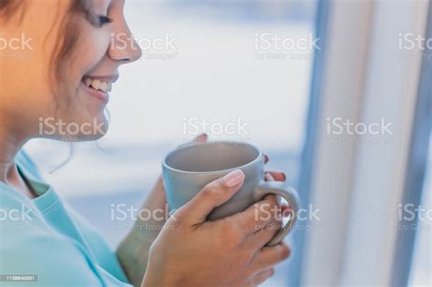 아침에 여자는 차 또는 커피 한 잔을 들고 창 근처 일출을 보고 가정 생활에 대한 스톡 사진 및 기타 이미지 가정 생활