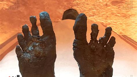 لأول مرة شاهد الوجه الحقيقى لـ توت عنخ آمون بعد إعادة تركيبه اليوم