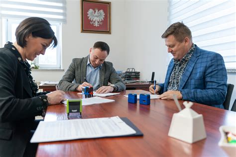 Podpisana umowa na remont drogi gminnej w miejscowości Ptaszkowa