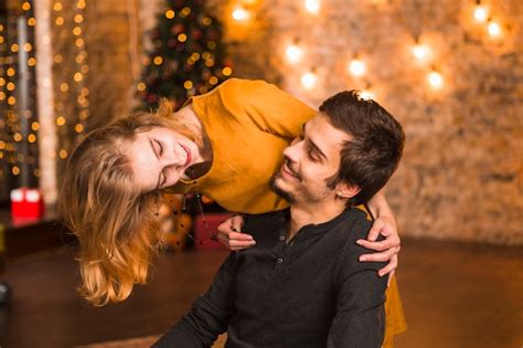 Pareja Celebrando Navidad Juntos En Casa Foto Gratis