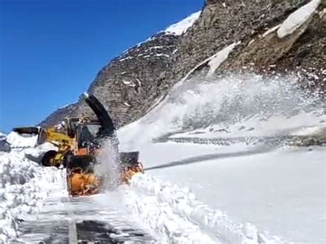 Bro 94 Rcc Removing Snow From Rohtang Pass And Granphu To Chhota Dada