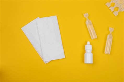 노란색 배경에 종이 손수건과 의료 방울의 다른 유형 코의 위생 헹구기 바이러스 질병 모형 부비동염에 대한 스톡 사진 및 기타